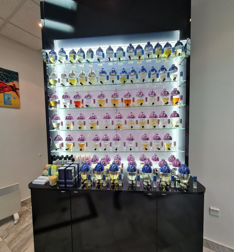 POSETITE NOVOOTVORENU PARFIMERIJU: Preko 80 različitih francuskih ...