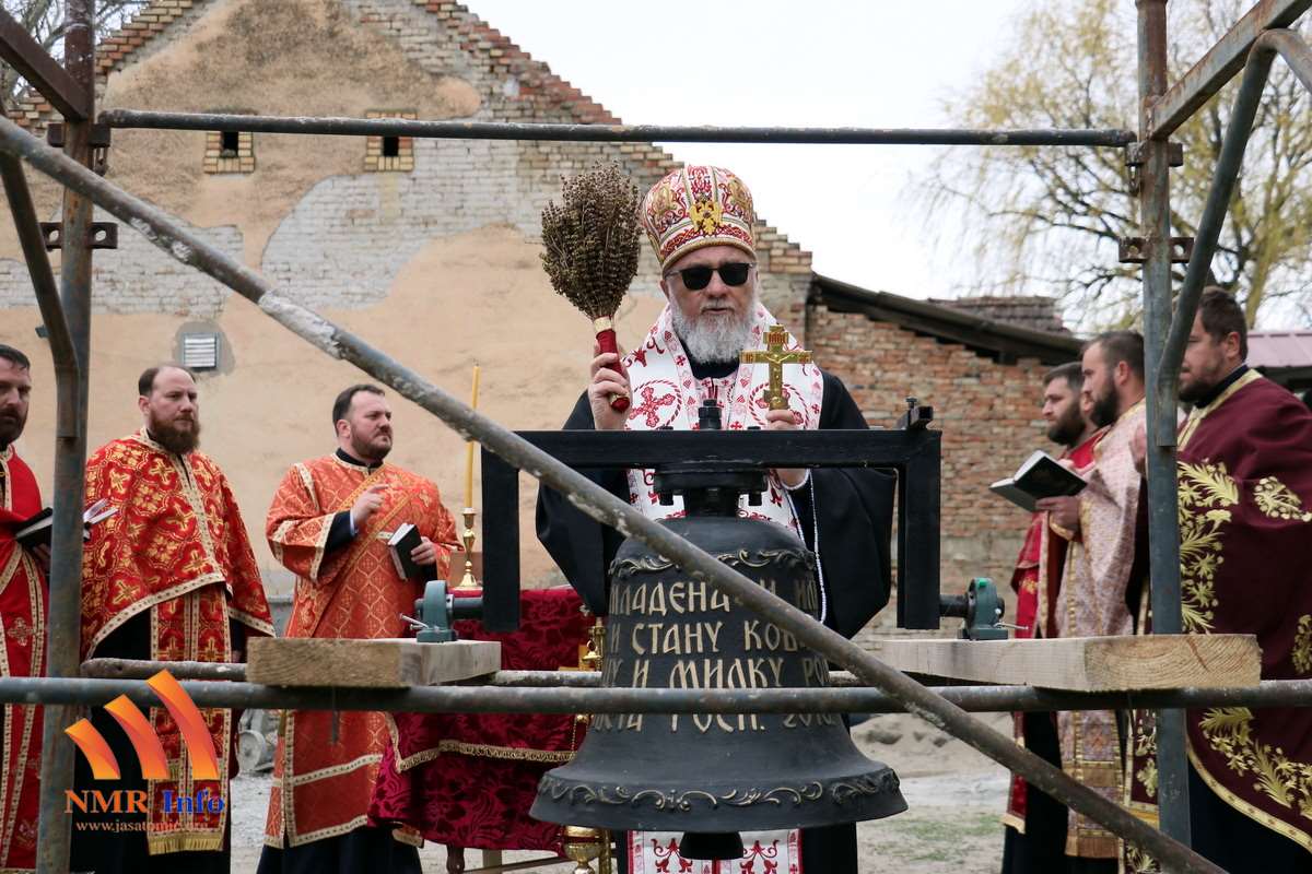 Vladika Nikanor osveštao zvono za hram Svetog Pantelejmona u Krajišniku ...